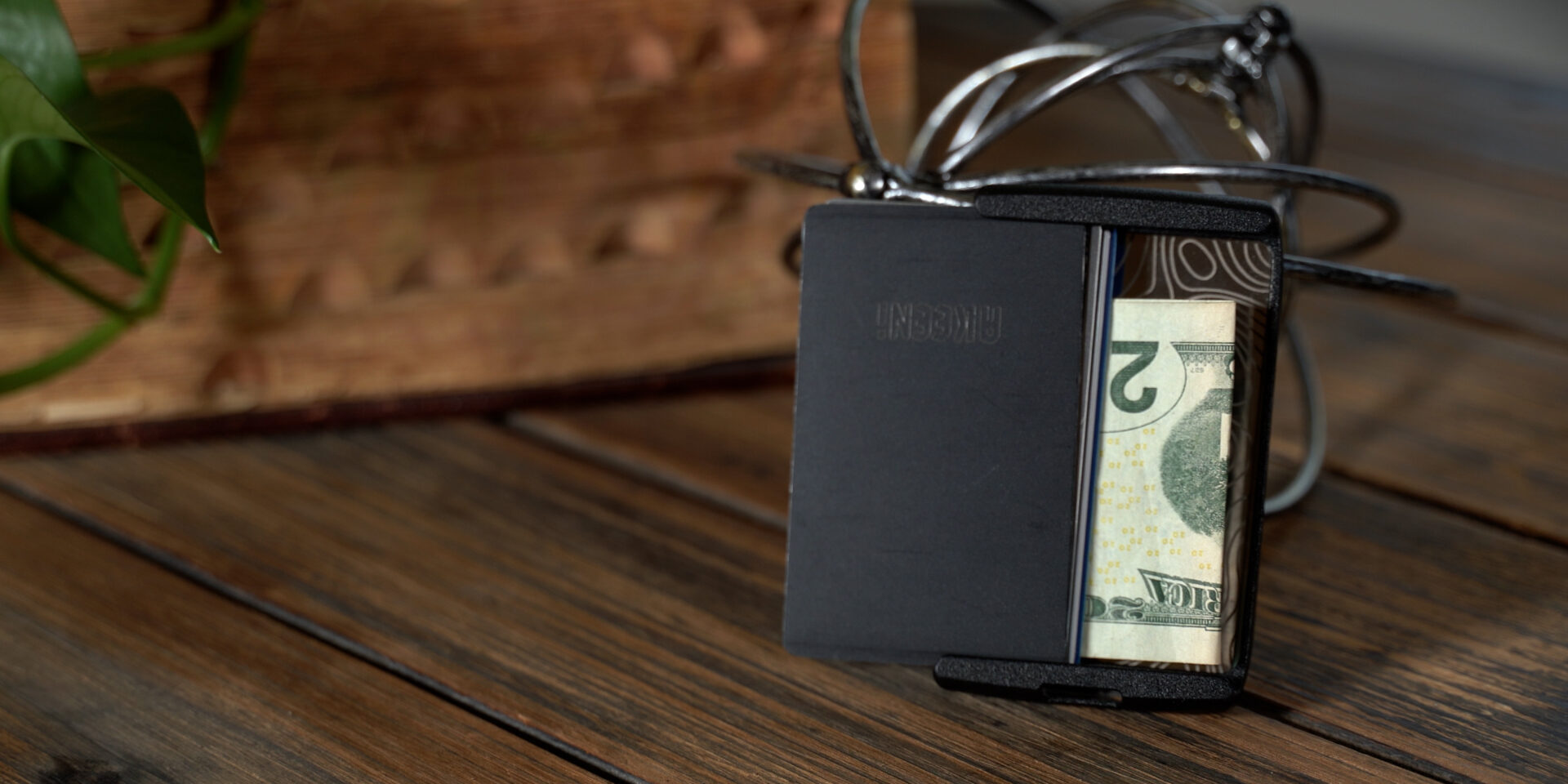 Akeeni XSTO Slim Wallet Review | Robb Sutton